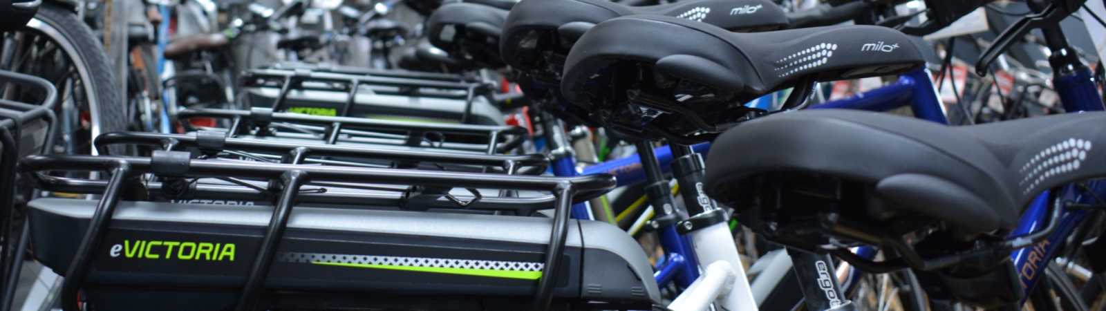 Fietsenmaker en fietsenwinkel. Fietsen, e-bikes en fietsreparatie