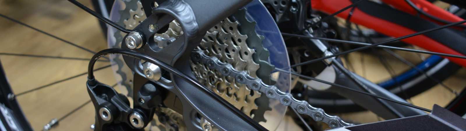 Fietsenmaker en fietsenwinkel. Fietsen, e-bikes en fietsreparatie